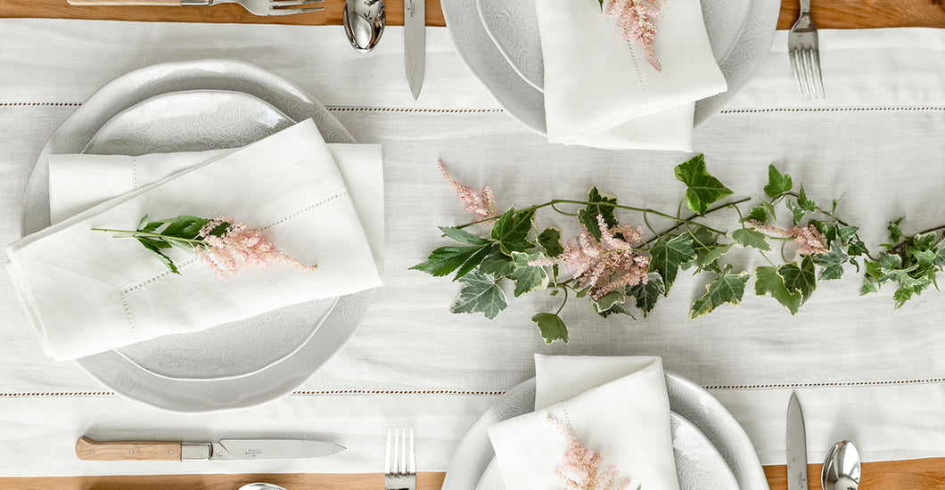 Here’s How To Create An All-White Tablescape With Layers and Textures ...